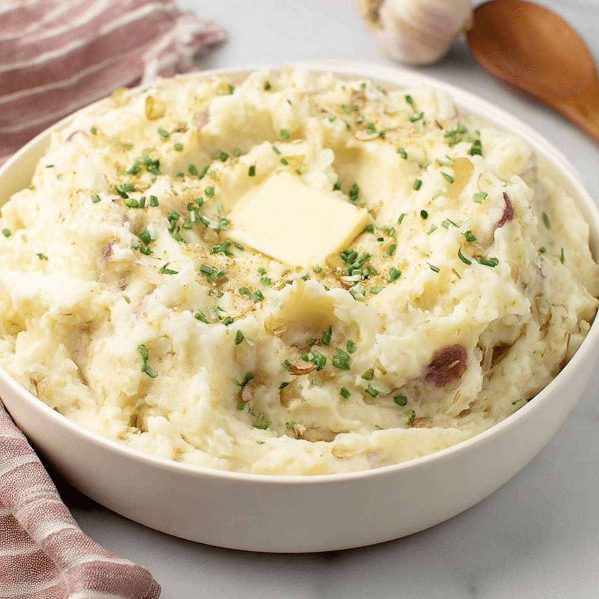 Roasted Garlic Mashed Potatoes – Creamy and Vegan Recipe - The Sisters ...